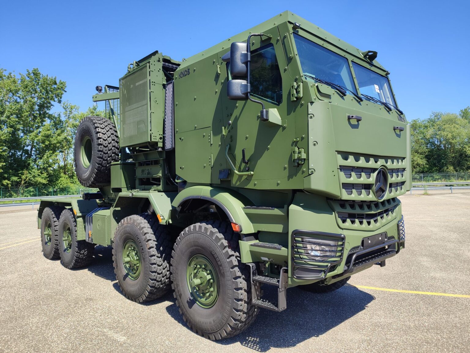 Daimler Truck Launches New Global Defence Brand, Targets €1 Billion in ...